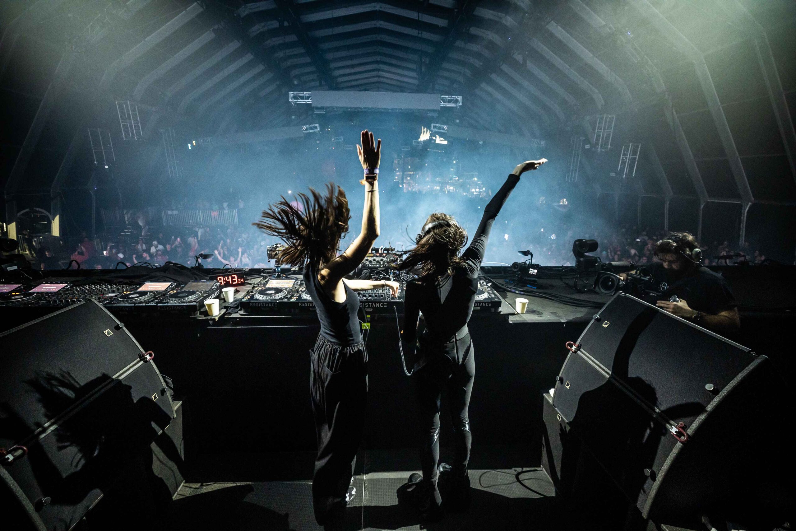 Amelie Lens b2b Sara Landry unleash 27 IDs during explosive Ultra Miami ...